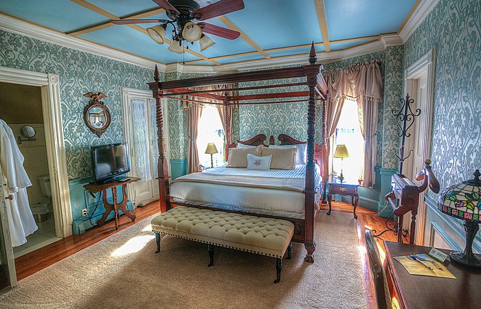 The Wallingford Victorian Inn: Grand Victorian B&B in Wallingford, CT